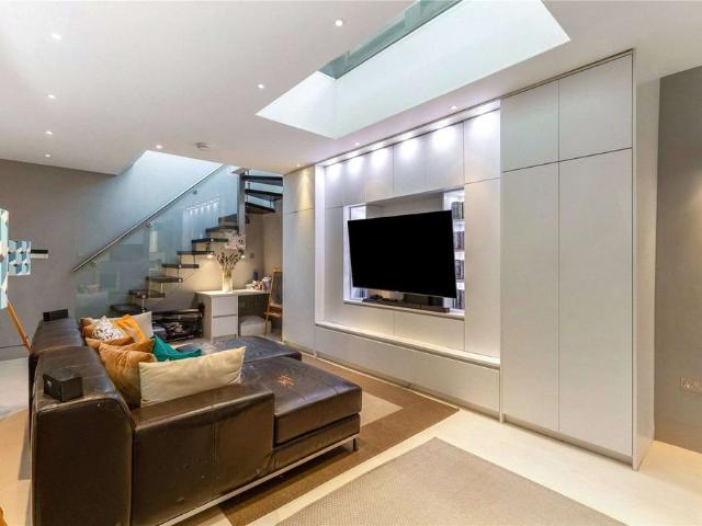SHORT LET A contemporary end of terrace townhouse set behind secure gates in Chelsea Lodge, with off street parking, located off New Kings Road