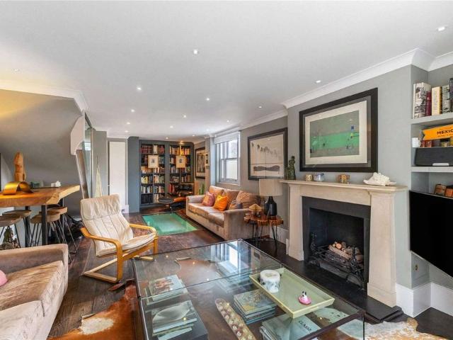 SHORT LET A contemporary end of terrace townhouse set behind secure gates in Chelsea Lodge, with off street parking, located off New Kings Road