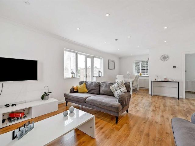 Short Let: A fully furnished six bedroom home with car parking and all bills included