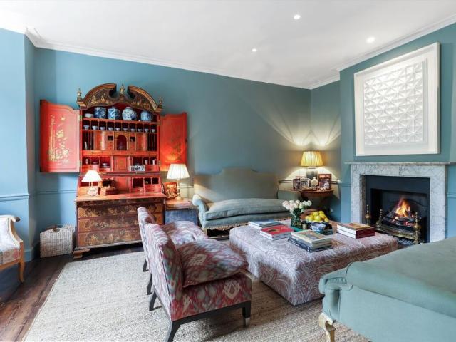 SHORT LET A rare opportunity to rent a 5 bedroom double fronted Georgian home in the heart of Richmond