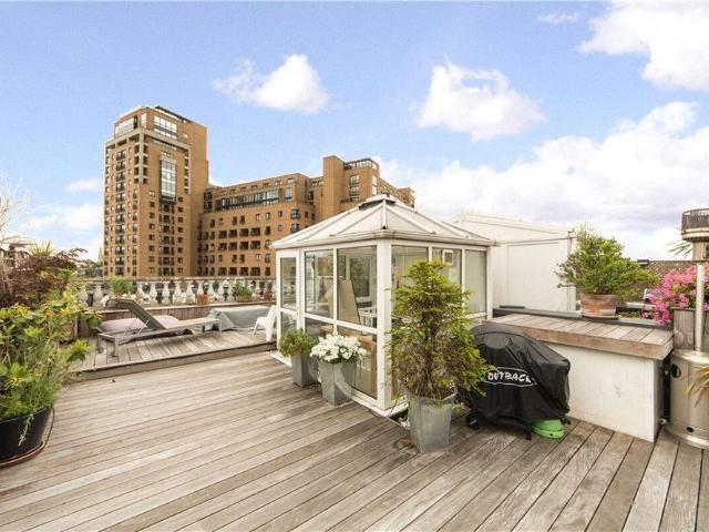 SHORT LET. A spacious top floor apartment with a roof terrace