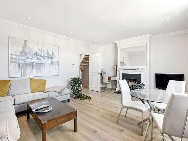 SHORT LET A spacious and well presented two bedroom, two bathroom split level flat in Fulham