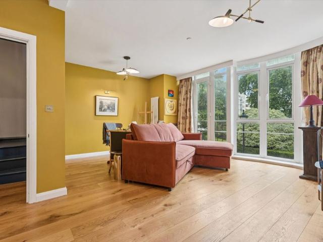 SHORT LET A stylish 4 bedroom family home to rent in Sussex Square, Hyde Park