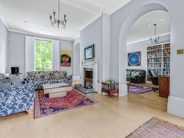 SHORT LET A superb 7 double bedroom period house with direct access to the river, a 120ft mooring and fabulous views