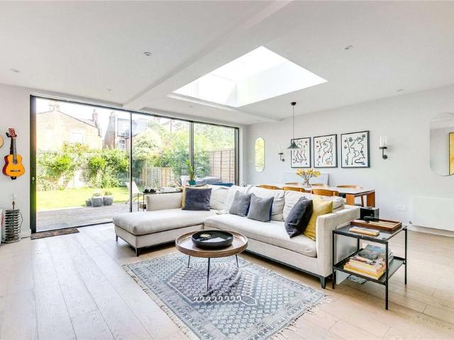 SHORT LET An immaculately presented three bedroom flat located on the Alphabet Streets