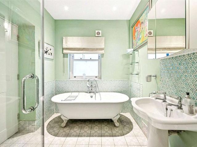 SHORT LET An outstanding end of terrace house with a beautiful garden