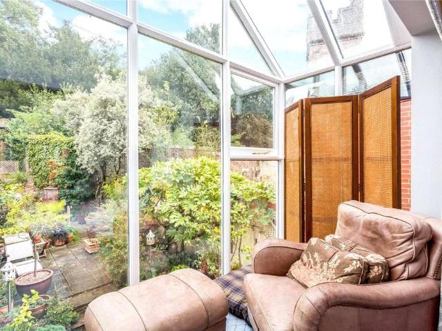 Short let: all bills included. Grade II listed townhouse adjacent to Windsor Castle and just yards away from The Long Walk