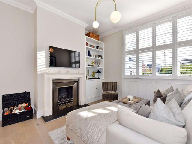 Short let: all bills included. Immaculately presented and high specification home in the heart of Windsor Town with off street car parking