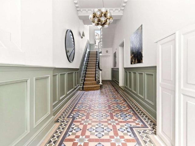 Short Let: Beautifully refurbished three bedroom duplex
