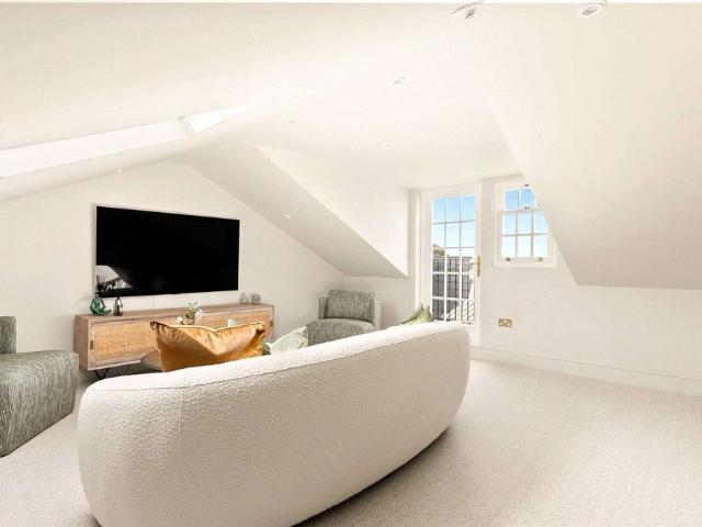 Short Let: Beautifully refurbished three bedroom duplex