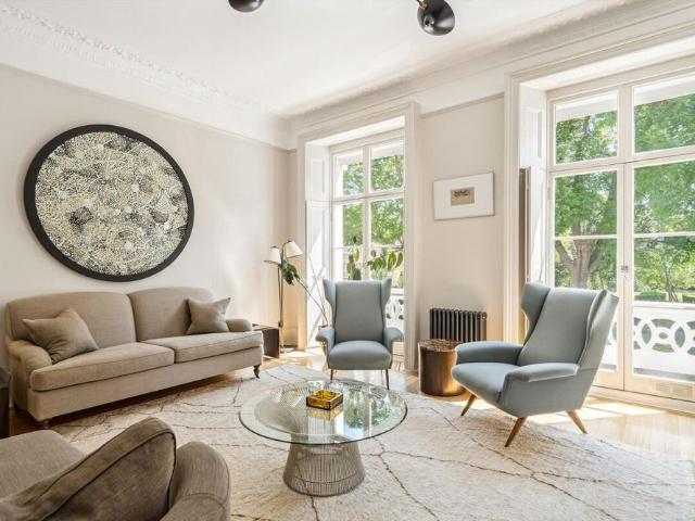 SHORT LET. Elegant garden square townhouse with exceptional entertaining space and luxury finish