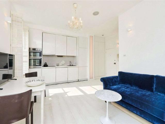 SHORT LET One bedroom apartment set only 100 meters from Little Venice Canal in a period white stucco building
