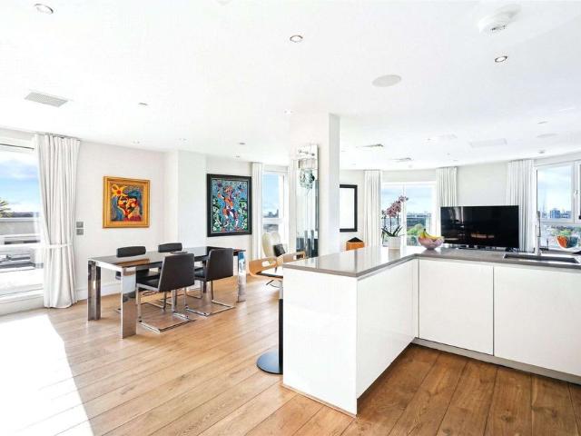 SHORT LET. Luxury two bedroom, two bathroom penthouse flat with breath taking views of London in the heart of Clapham