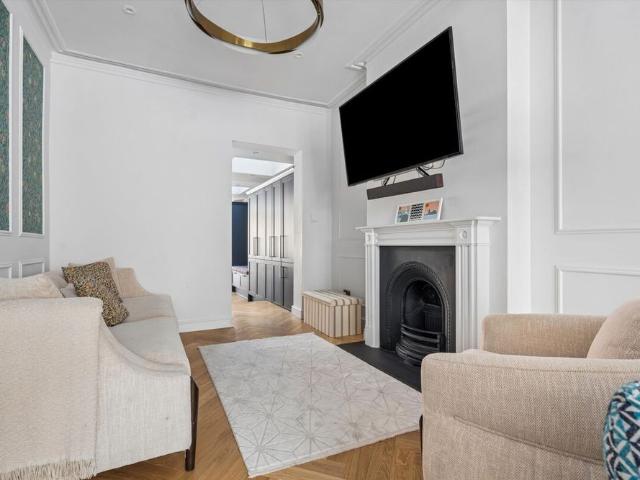 SHORT LET Stylish family home with private landscaped garden