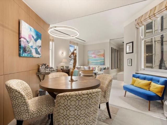 SHORT LETA generously proportioned two‑bedroom apartment, set on the first floor of an attractive period building in prime Kensington
