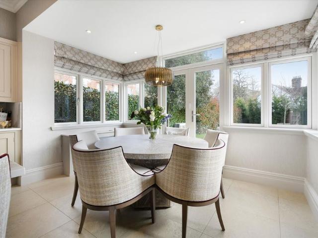 SHORT LET*Available to let now is this beautifully refurbished townhouse located in a gated development in Winkfield