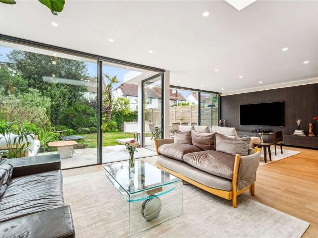 SHORT & LONG LET AVAILABLE: Beautifully presented five bedroom home with off street parking and a west facing garden