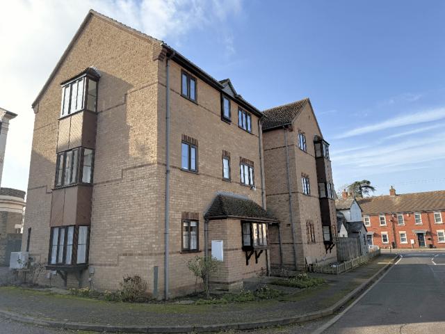 Shortmead Street, Biggleswade, SG18 2 bed apartment to rent £1,050 pcm £242 pw