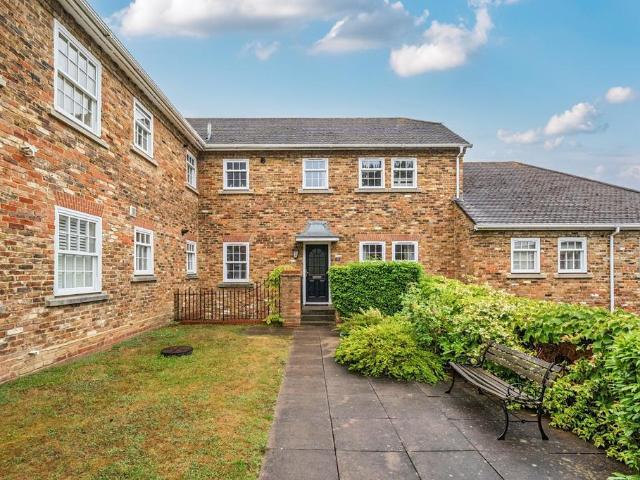 Shortheath Road, Surrey GU9 3 bed terraced house to rent £1,950 pcm £450 pw