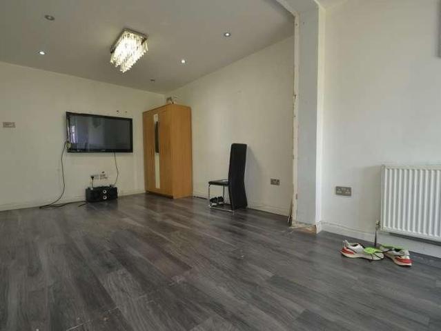 Shortwood Avenue, Staines upon thames, TW18