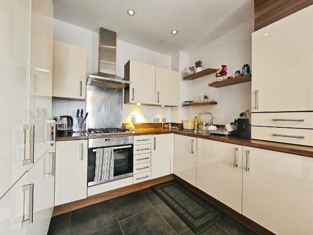 Shaw Close, Staines Upon Thames, Surrey TW19, Room to rent, £850 pcm | PrimeLocation