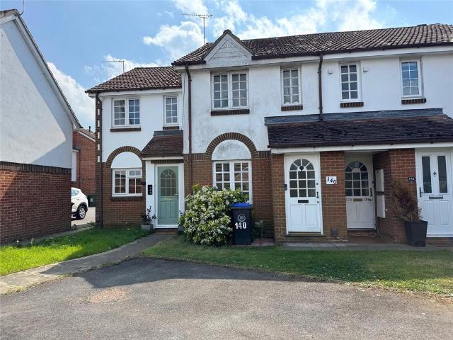 Shaw Drive, Walton on Thames, Surrey. 1 bed maisonette to rent £1,395 pcm £322 pw