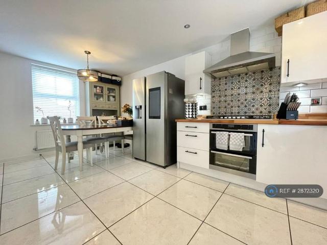 Shaw Savill Way, Milton Keynes, MK10 3 bed detached house to rent £2,015 pcm £465 pw