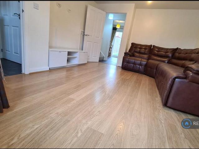 Shaw Savill Way, Milton Keynes, MK10 3 bed semi detached house to rent £1,900 pcm £438 pw