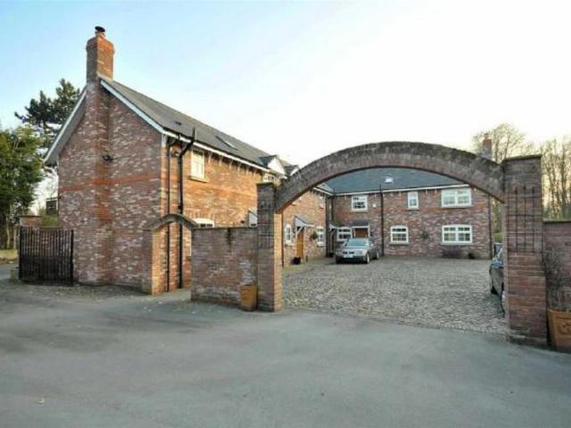 Shay Lane, Hale Barns 2 bed mews to rent £1,395 pcm £322 pw