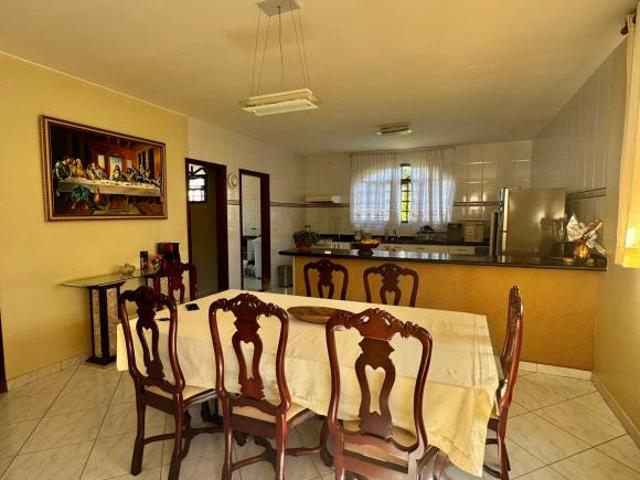 SHA CONJUNTO 6, 5 QUARTOS SENDO 2 SUÍTES, LAZER, DCE, JARDIM