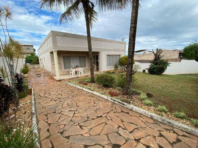 SHA Casa de 03 quartos em maravilhoso lote de 1000m²!