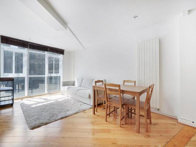 Shad Thames 2 bed flat to rent £2,500 pcm £577 pw