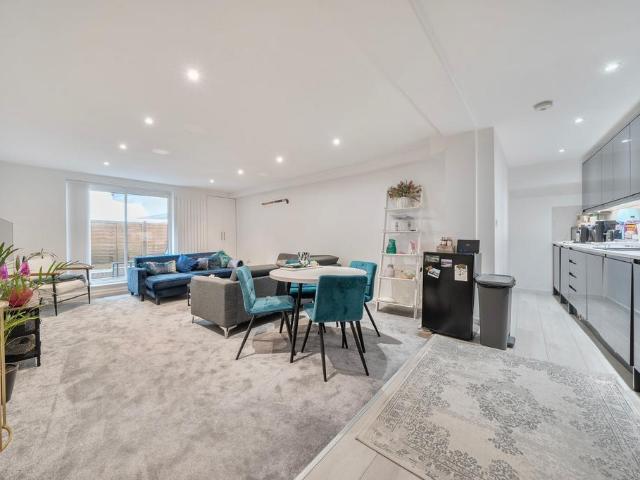 Shad Thames, London, SE1 3 bed flat to rent £4,300 pcm £992 pw