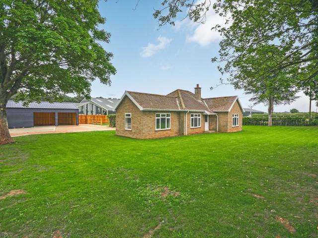 Shadwell 3 bed detached bungalow to rent £1,900 pcm £438 pw