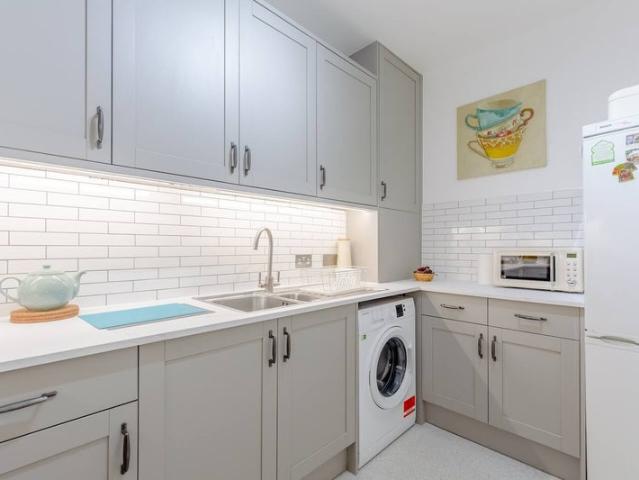 Shadwell, E1, Spacious & Modern 3 Bed Apartment