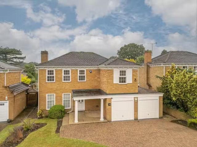 Shadwell Park Drive, Leeds LS17 4 bed detached house to rent.