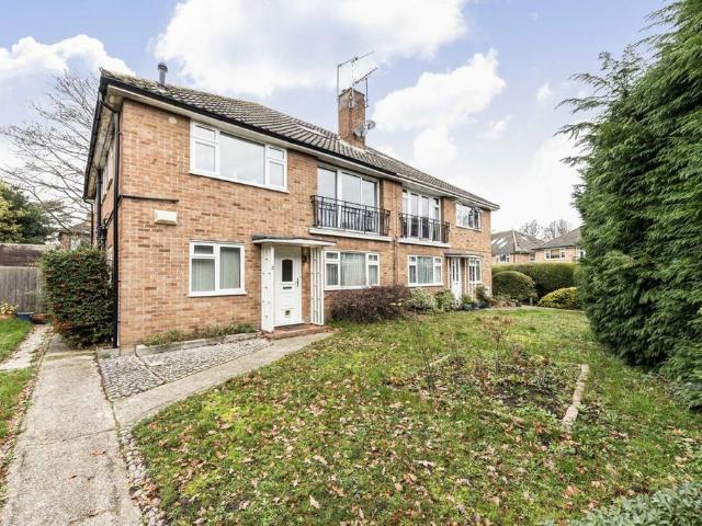 Shaef Way, Teddington TW11 3 bed flat to rent £2,875 pcm £663 pw