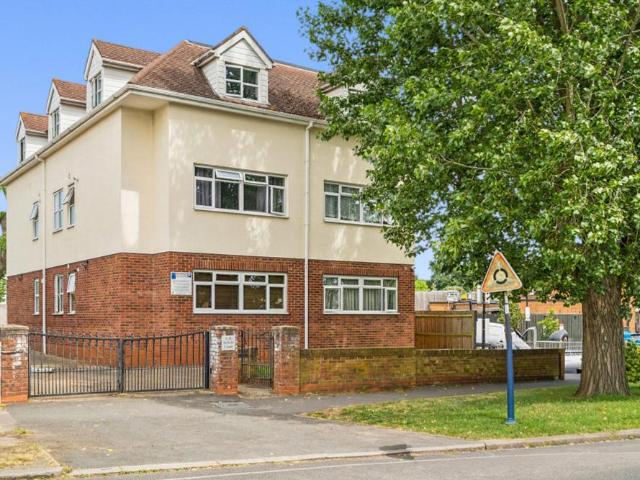 Shaftesbury Avenue, South Harrow. 2 bed apartment to rent £1,900 pcm £438 pw