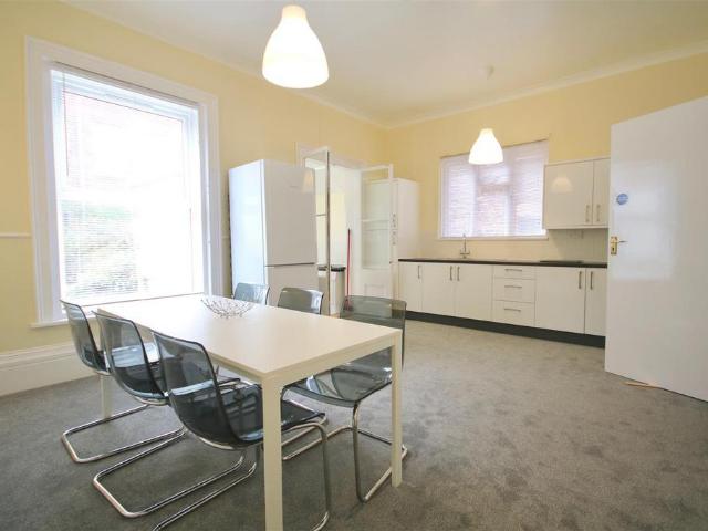 Shaftesbury Road, Southsea 6 bed semi detached house to rent £2,700 pcm £623 pw