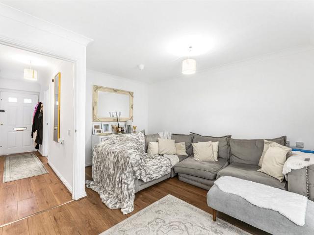 Shalbourne Square, Hackney Wick. 2 bed terraced house to rent £2,950 pcm £681 pw