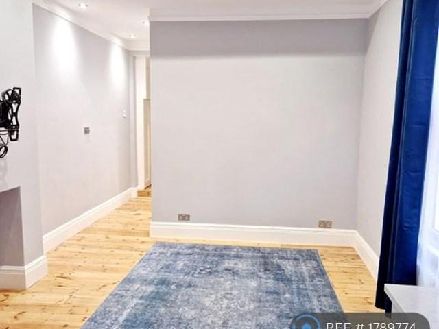 Shamrock Street, London, SW4 2 bed flat to rent £2,850 pcm £658 pw