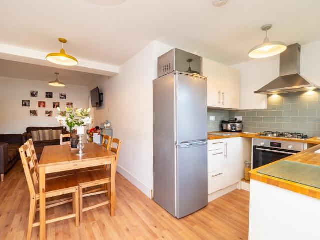Shap Crescent, Carshalton SM5 4 bed end of terrace house to rent £2,400 pcm £554 pw