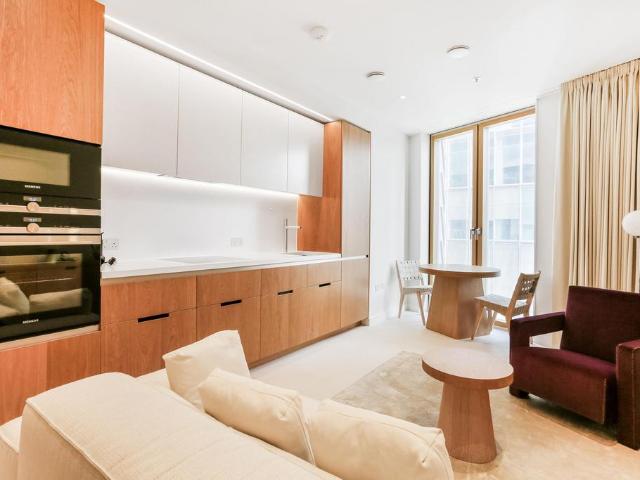 Shard Place, London Bridge Street. Studio to rent £3,683 pcm £850 pw
