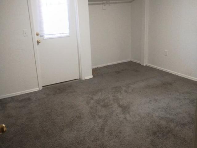 Share 2 br/2 bath apartmenr