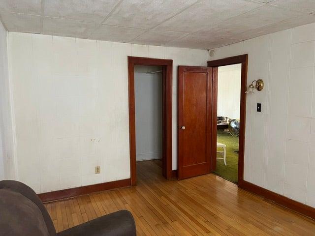 Share a house looking for working person