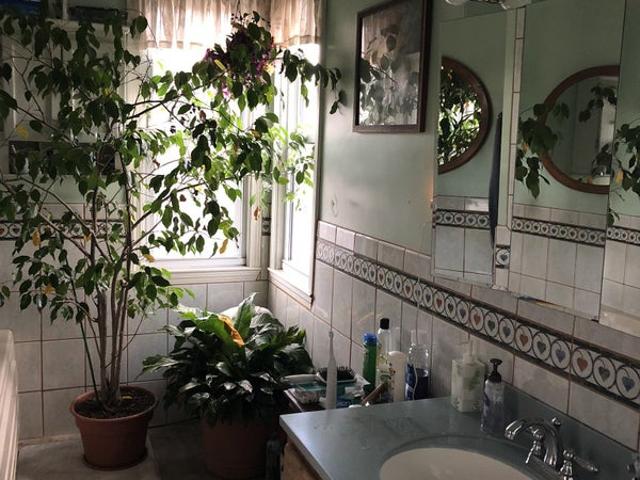 Share a 3 bedroom house with 2 single men