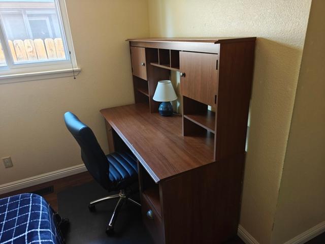 Share home with Homeowner. Furnished Bedroom All Utilities Included Quiet and Clean