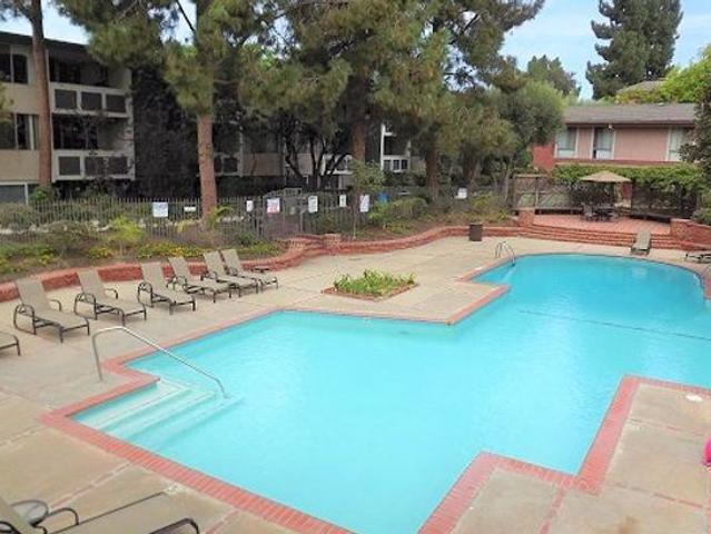 Share my 2b/2b Sunny Condo in Gated Complex