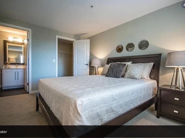 Shared 2 bedroom 2 bathroom unit Master Room