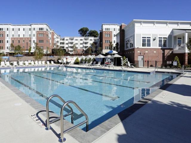 Shared apartment w/private bath in luxury complex